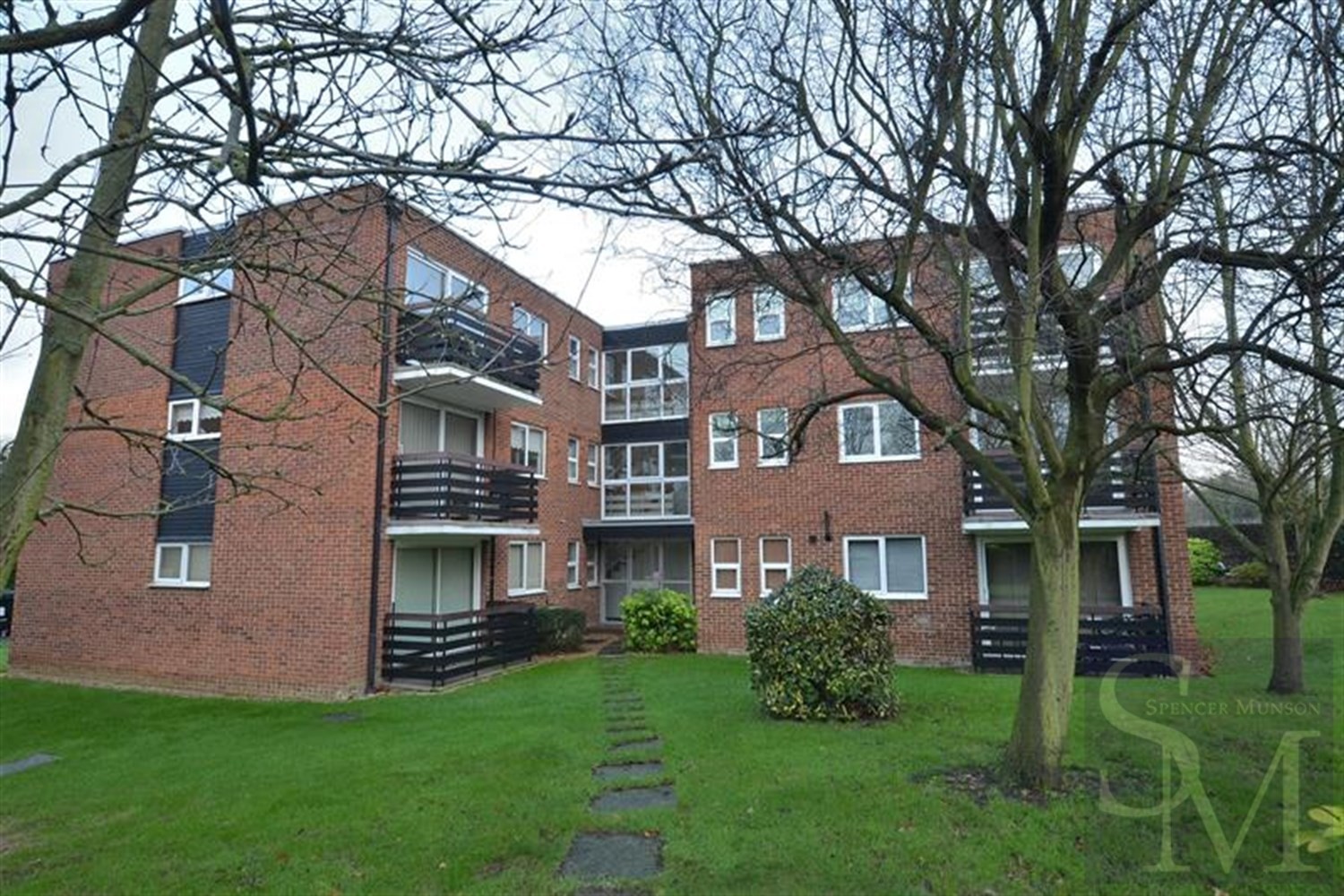 Parkmore Close, Woodford IG8 - Spencer Munson Property Services